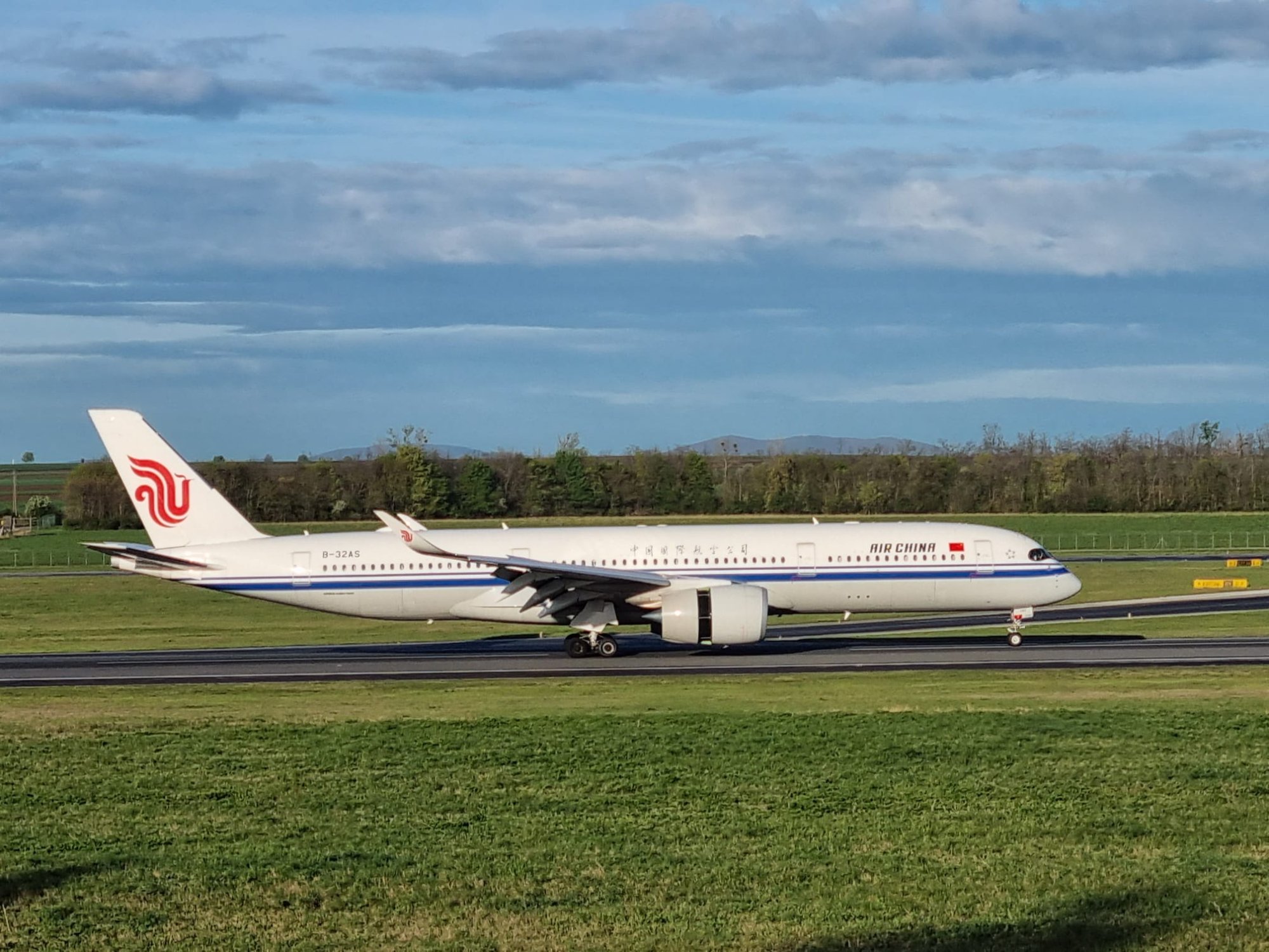 Solve Airbus A350-900 Air China jigsaw puzzle online with 154 pieces