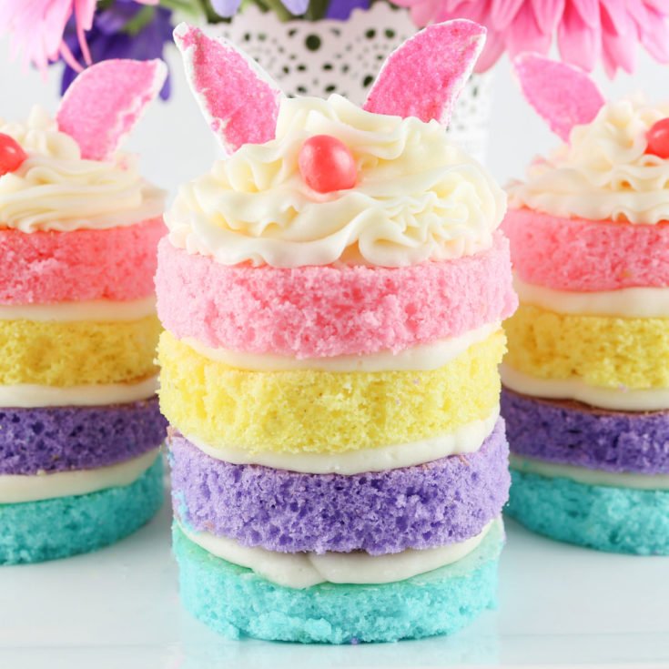 Solve Bunny Cakes jigsaw puzzle online with 121 pieces