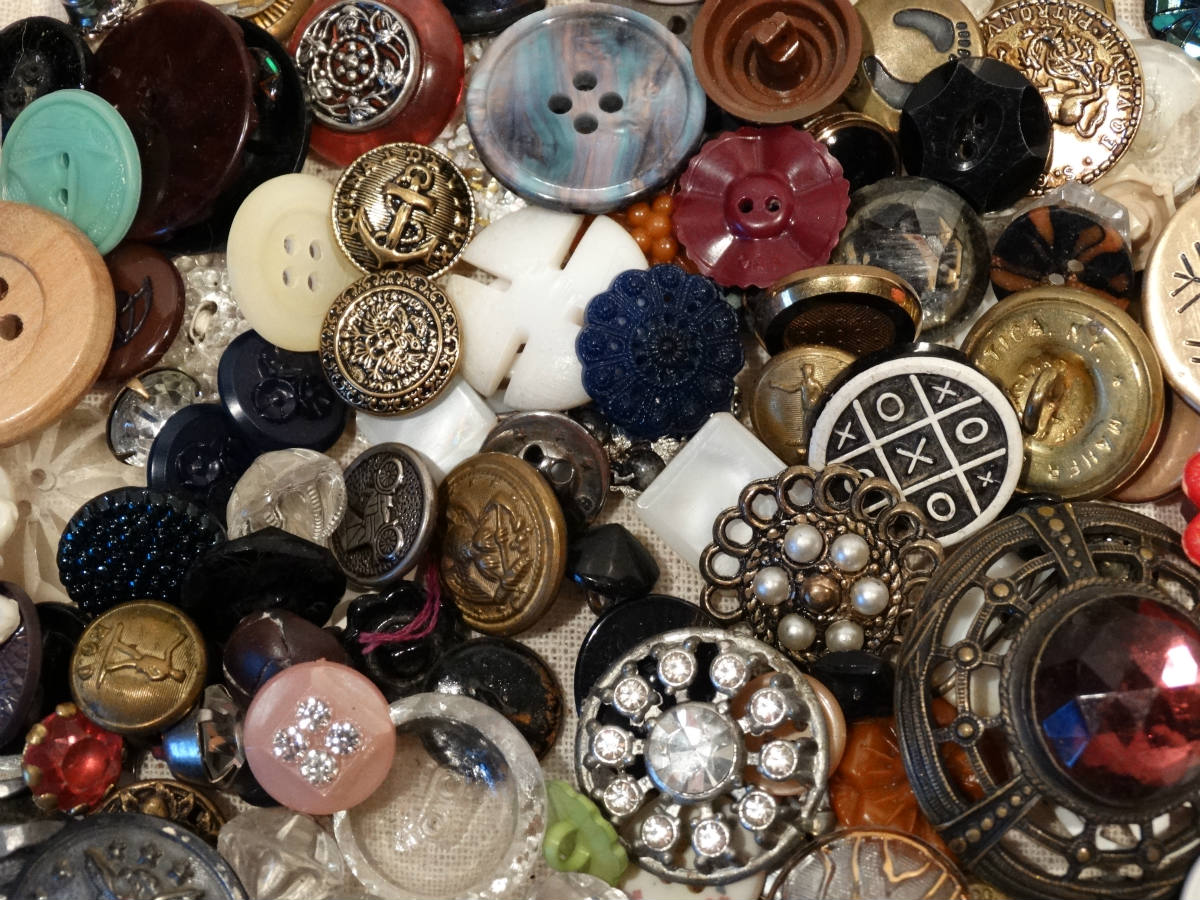 Solve Button Button jigsaw puzzle online with 63 pieces