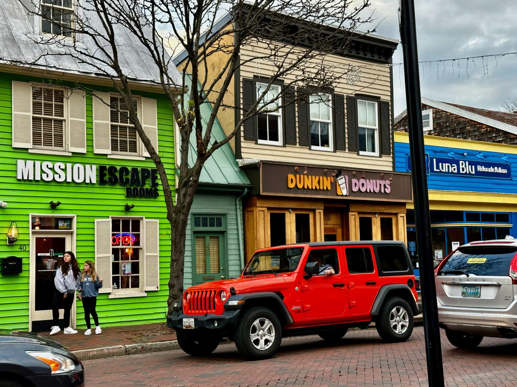 Solve Colorful Street Scene jigsaw puzzle online with 432 pieces