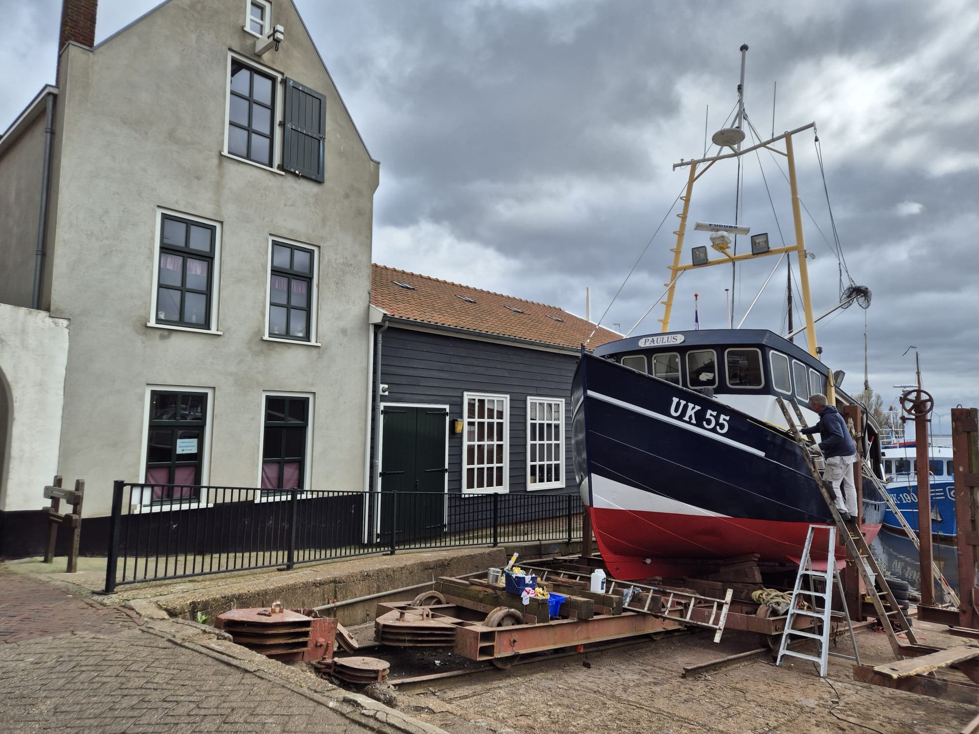 Solve UK 55 op de Westellege {Westelijke werf. {URK} jigsaw puzzle online with 99 pieces