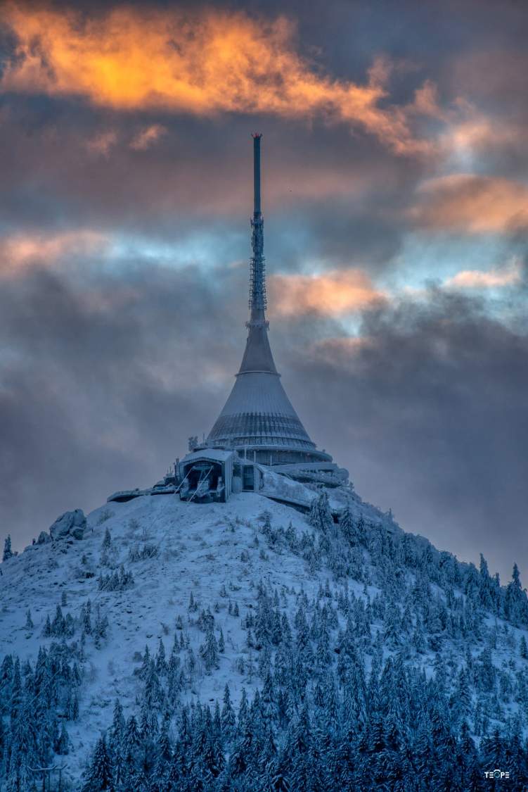 Solve Ještěd v zimě-- jigsaw puzzle online with 24 pieces