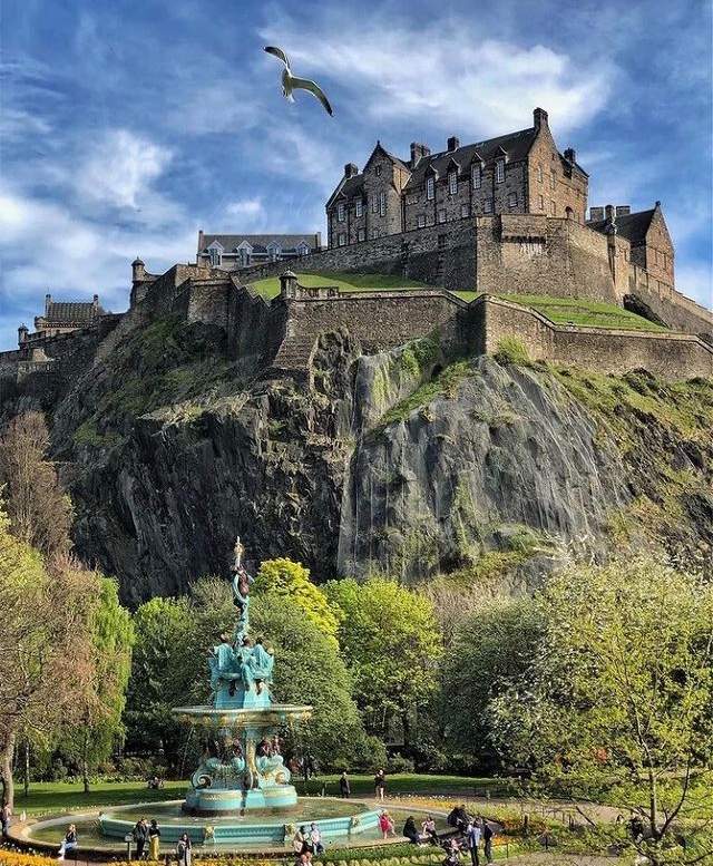 Solve Edinburgh Castle, Scotland jigsaw puzzle online with 99 pieces