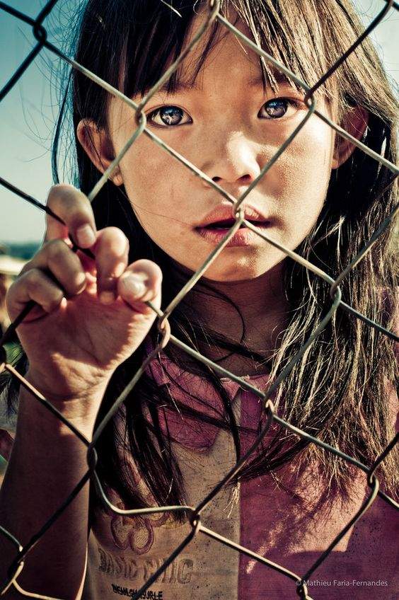 Puzzle | 126 piezas | "The Little Girl With Bewitching Eyes" | Jigidi