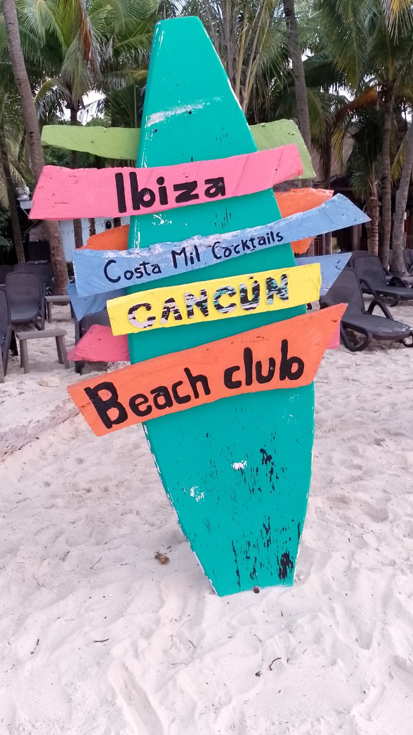 Solve Beach club Cancun jigsaw puzzle online with 209 pieces