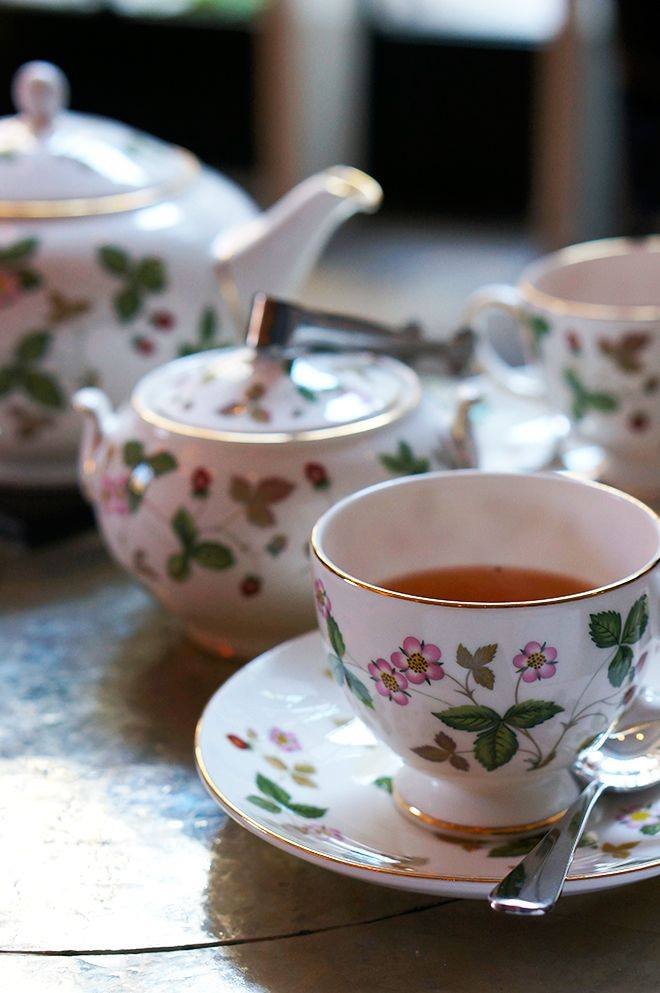 Solve Tea With Posey Cups jigsaw puzzle online with 35 pieces