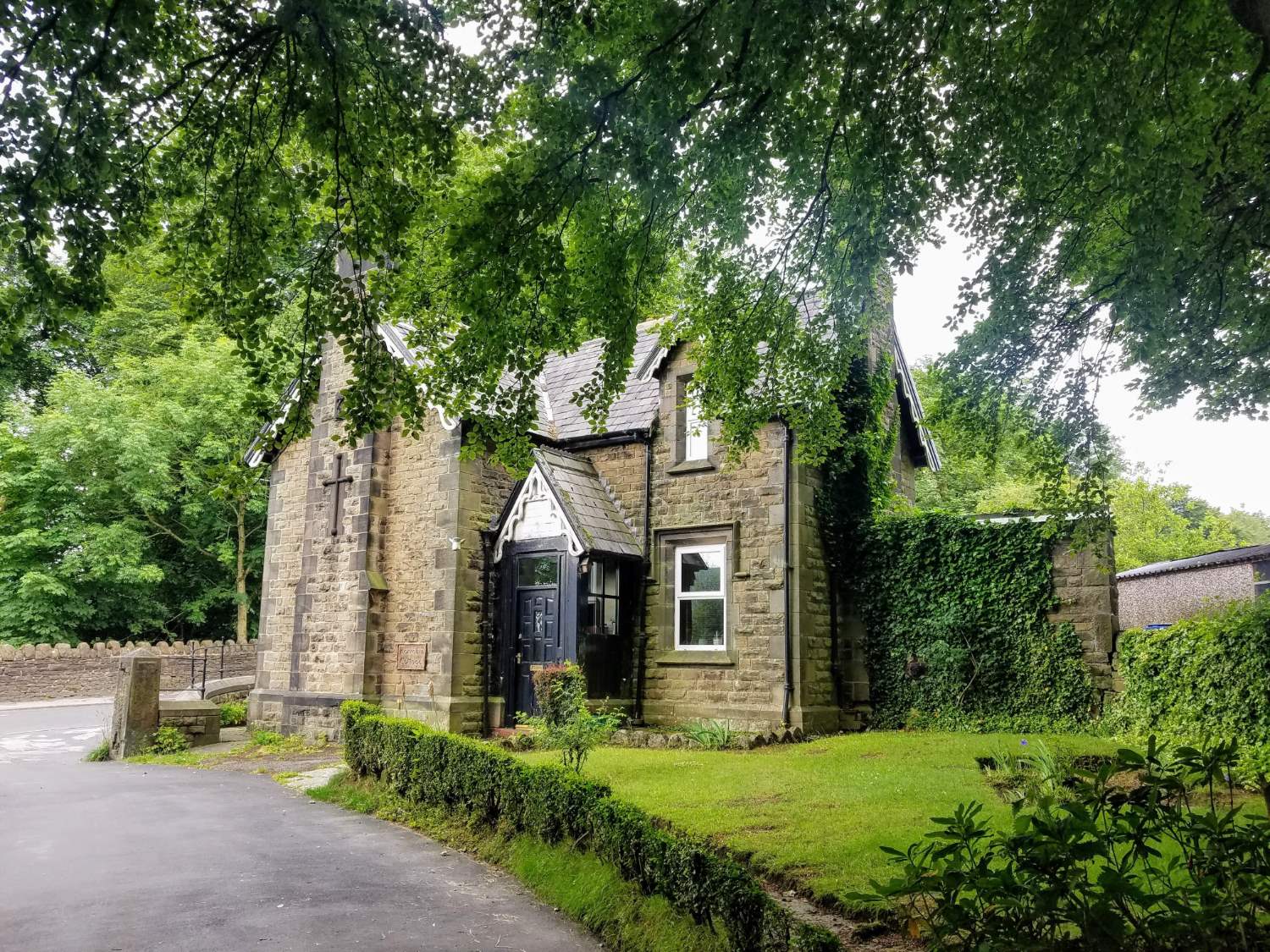 Solve House in Rivington Village jigsaw puzzle online with 48 pieces