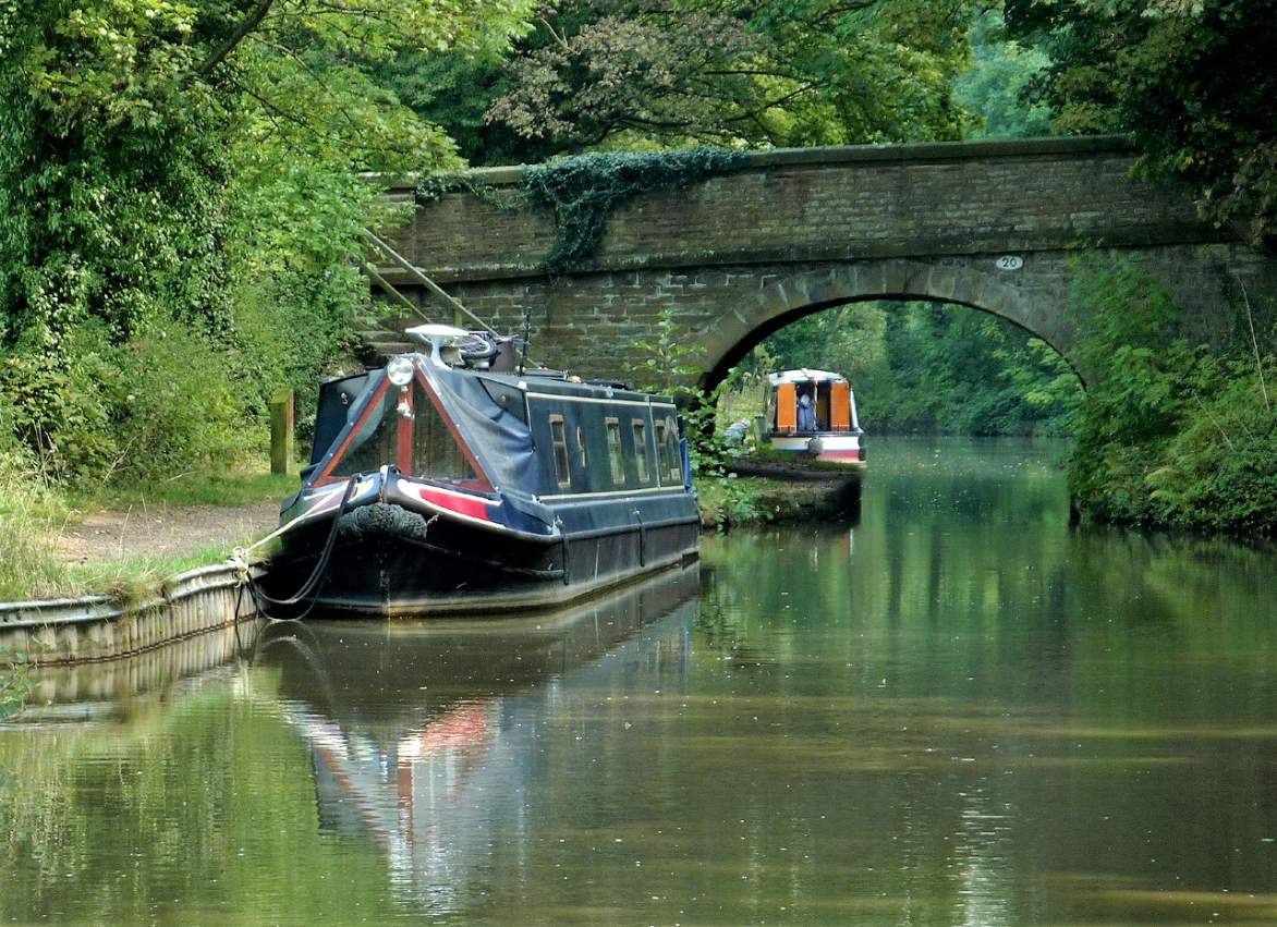 Solve Canal Bridges jigsaw puzzle online with 20 pieces