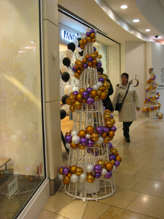 Solve a christmas tree for Una jigsaw puzzle online with 12 pieces