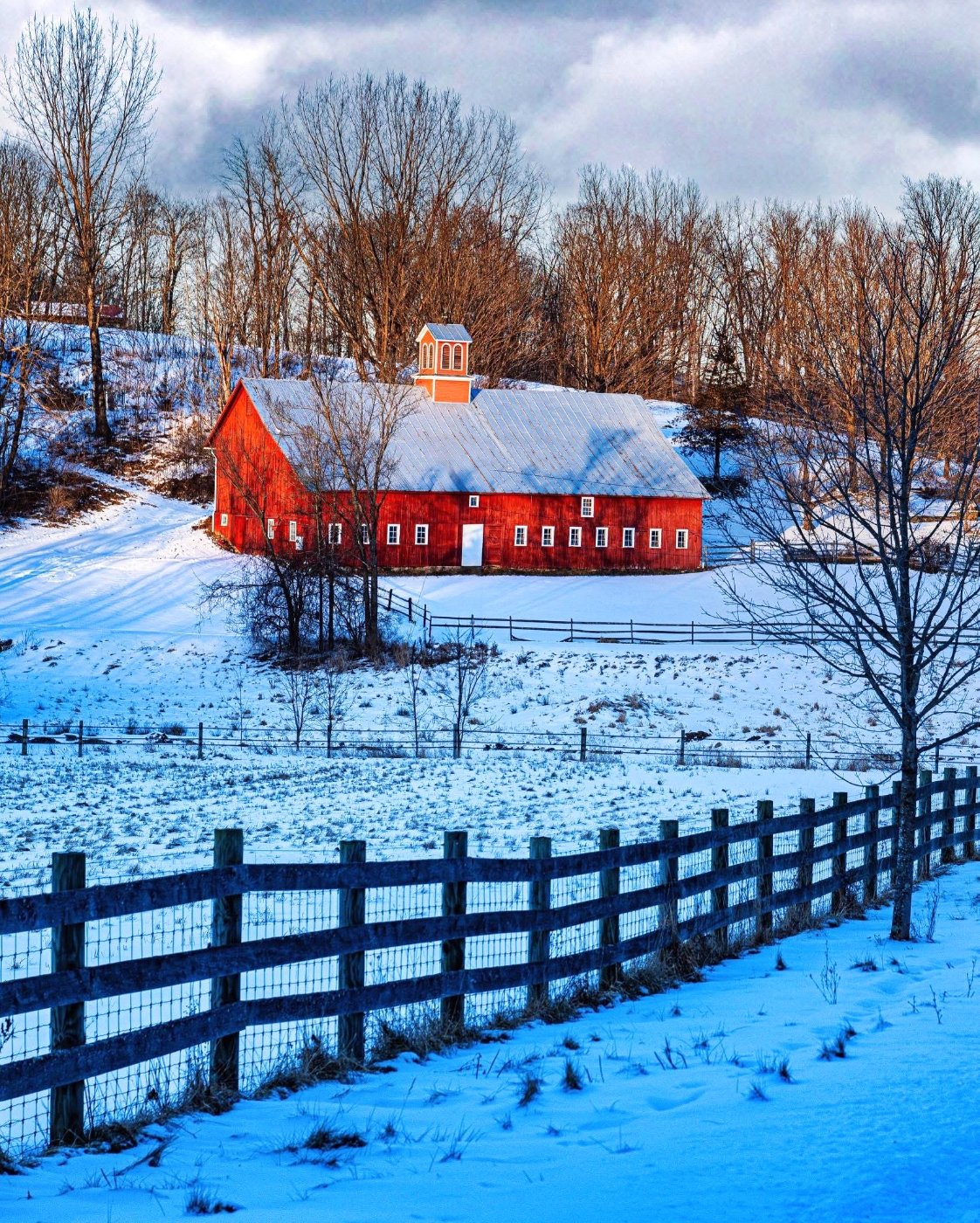 Solve Just another red barn in the snow with a nice fence jigsaw puzzle online with 42 pieces