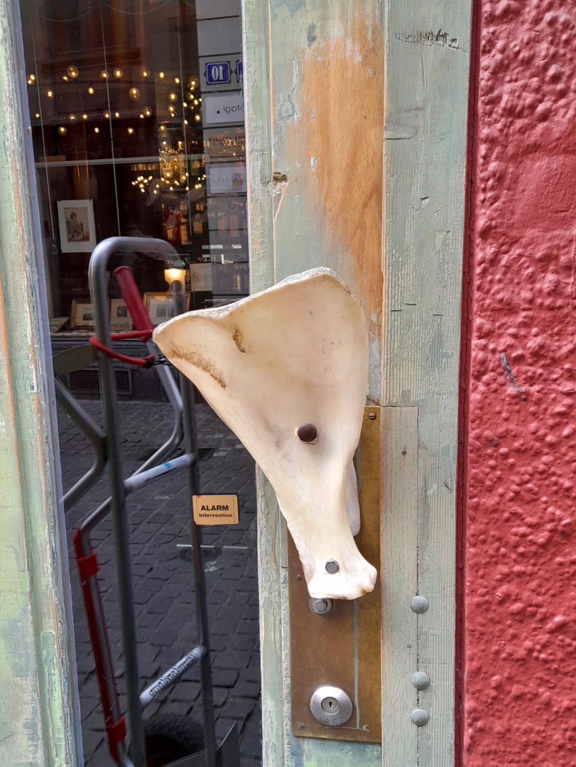 Solve Bone handle jigsaw puzzle online with 252 pieces