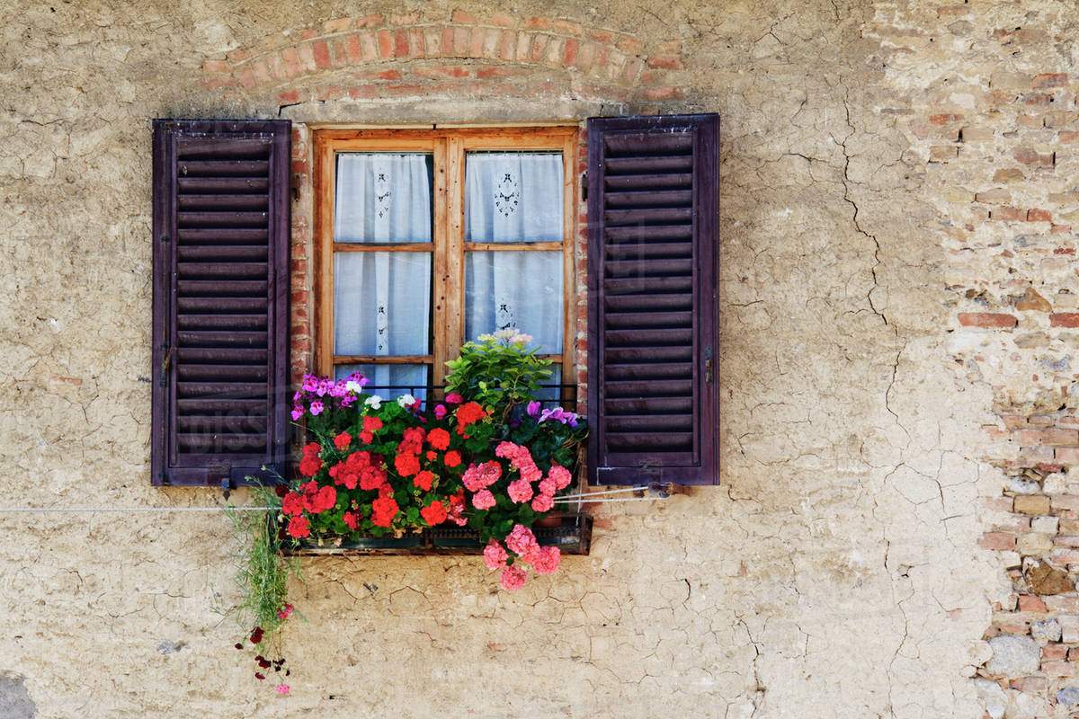Solve BEAUTIFUL WINDOW jigsaw puzzle online with 70 pieces