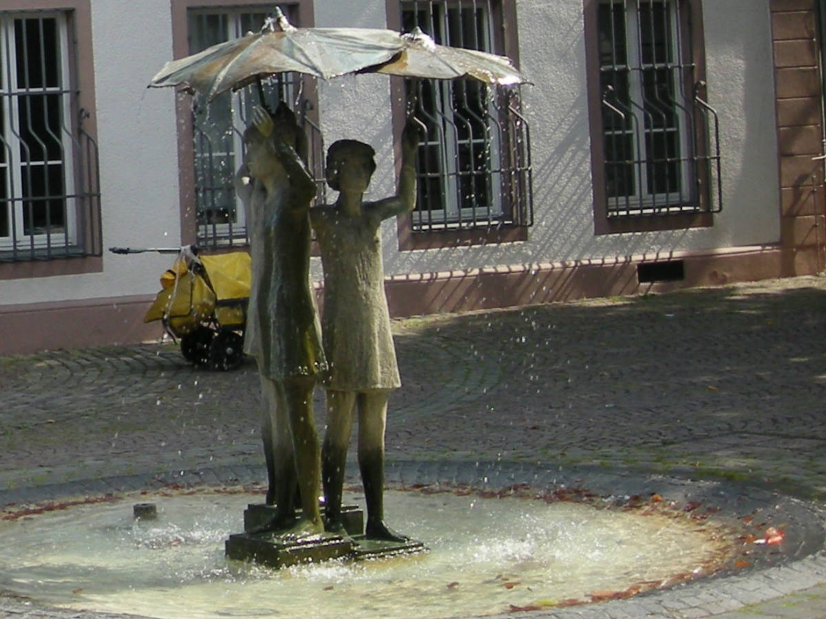 Solve Mainz Water Feature jigsaw puzzle online with 80 pieces