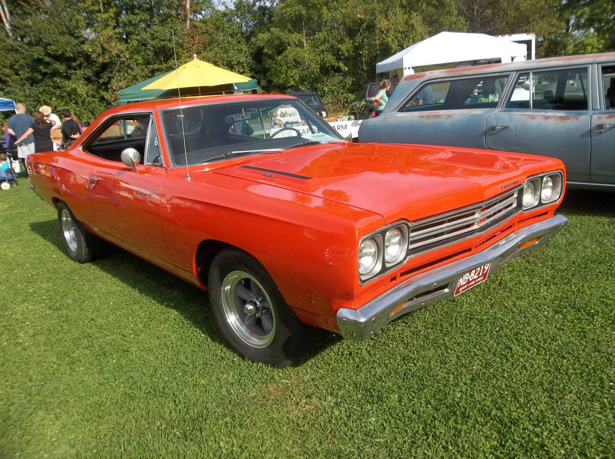 Solve Plymouth Road Runner 1969 jigsaw puzzle online with 108 pieces