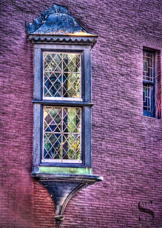 Solve BEAUTIFUL WINDOW jigsaw puzzle online with 70 pieces