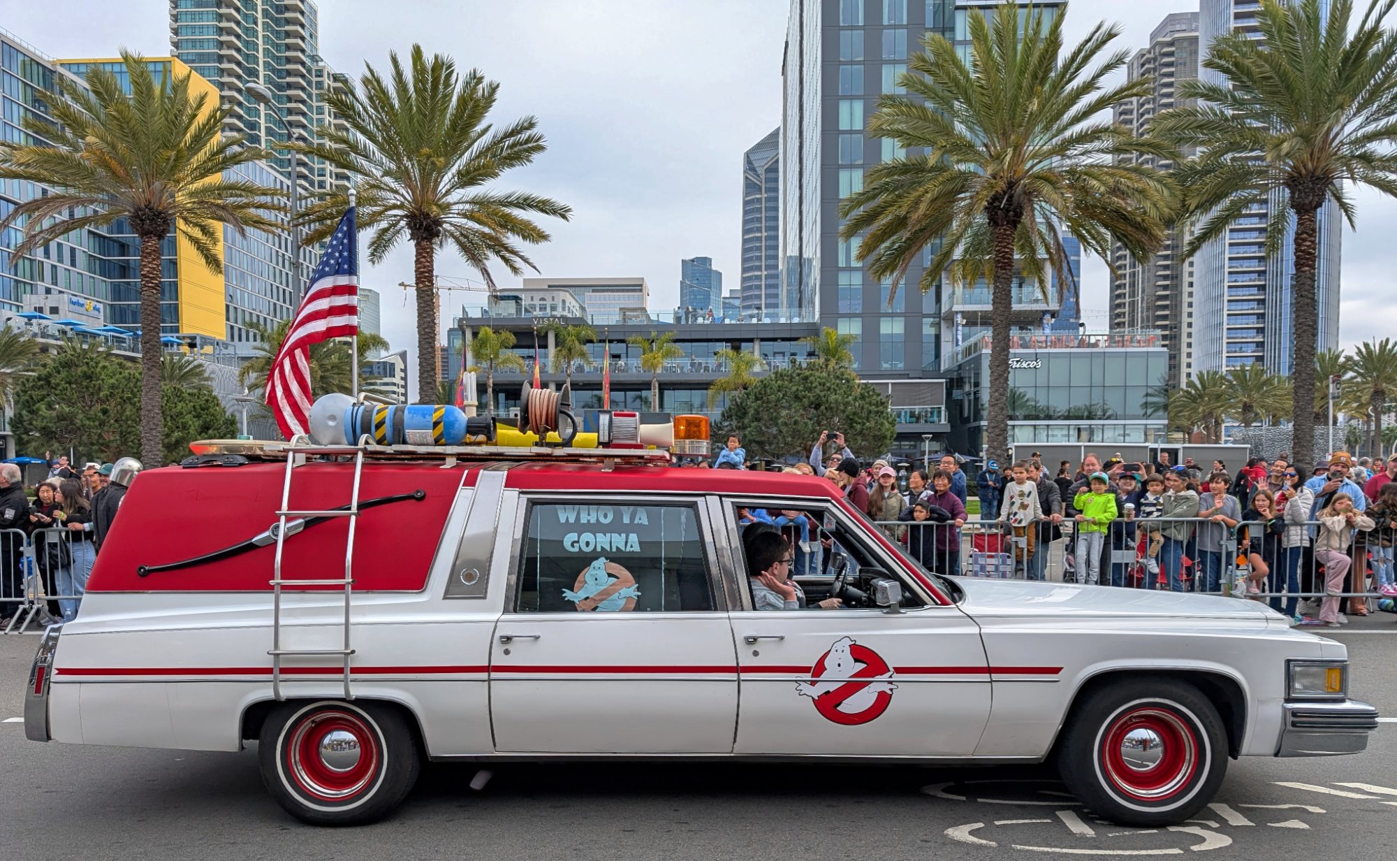 Solve Ghostbusters on Parade jigsaw puzzle online with 104 pieces