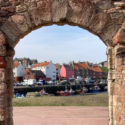 Solve Dunbar Harbour from the Battery jigsaw puzzle online with 36 pieces