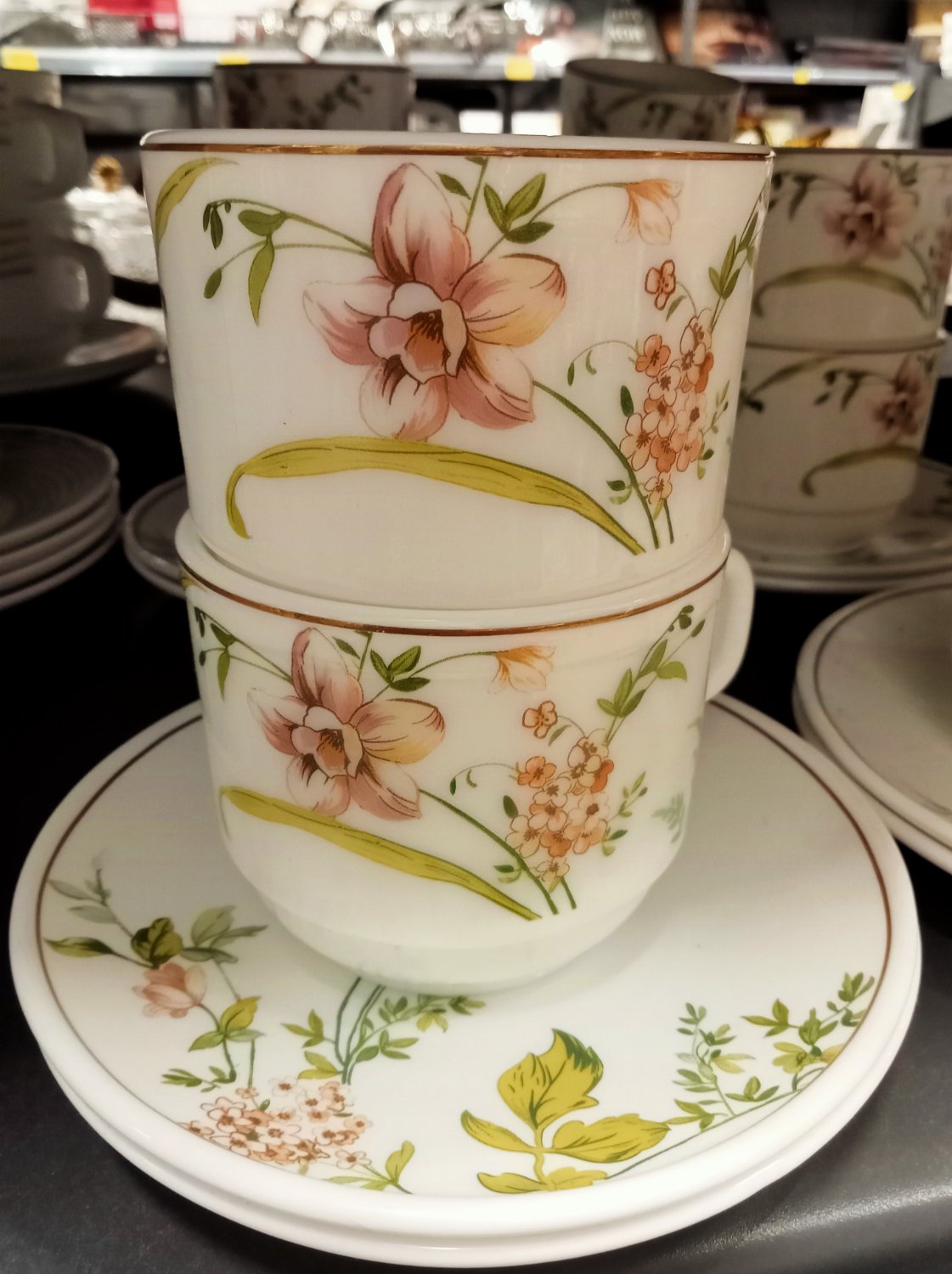 Solve A nice set of cups jigsaw puzzle online with 130 pieces