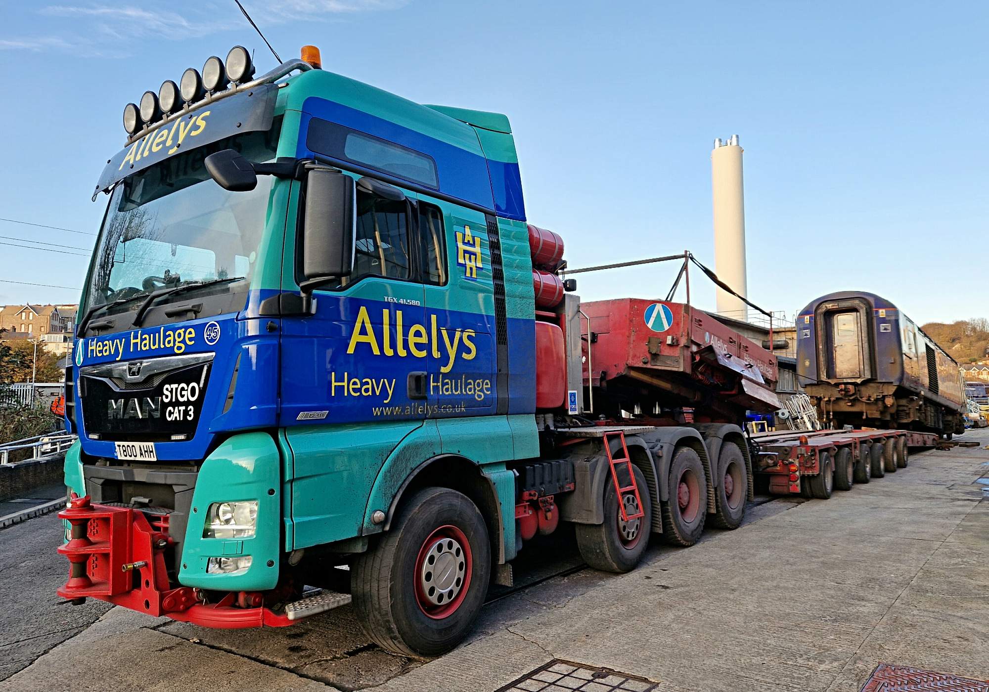 Solve Alleleys MAN low loader jigsaw puzzle online with 600 pieces