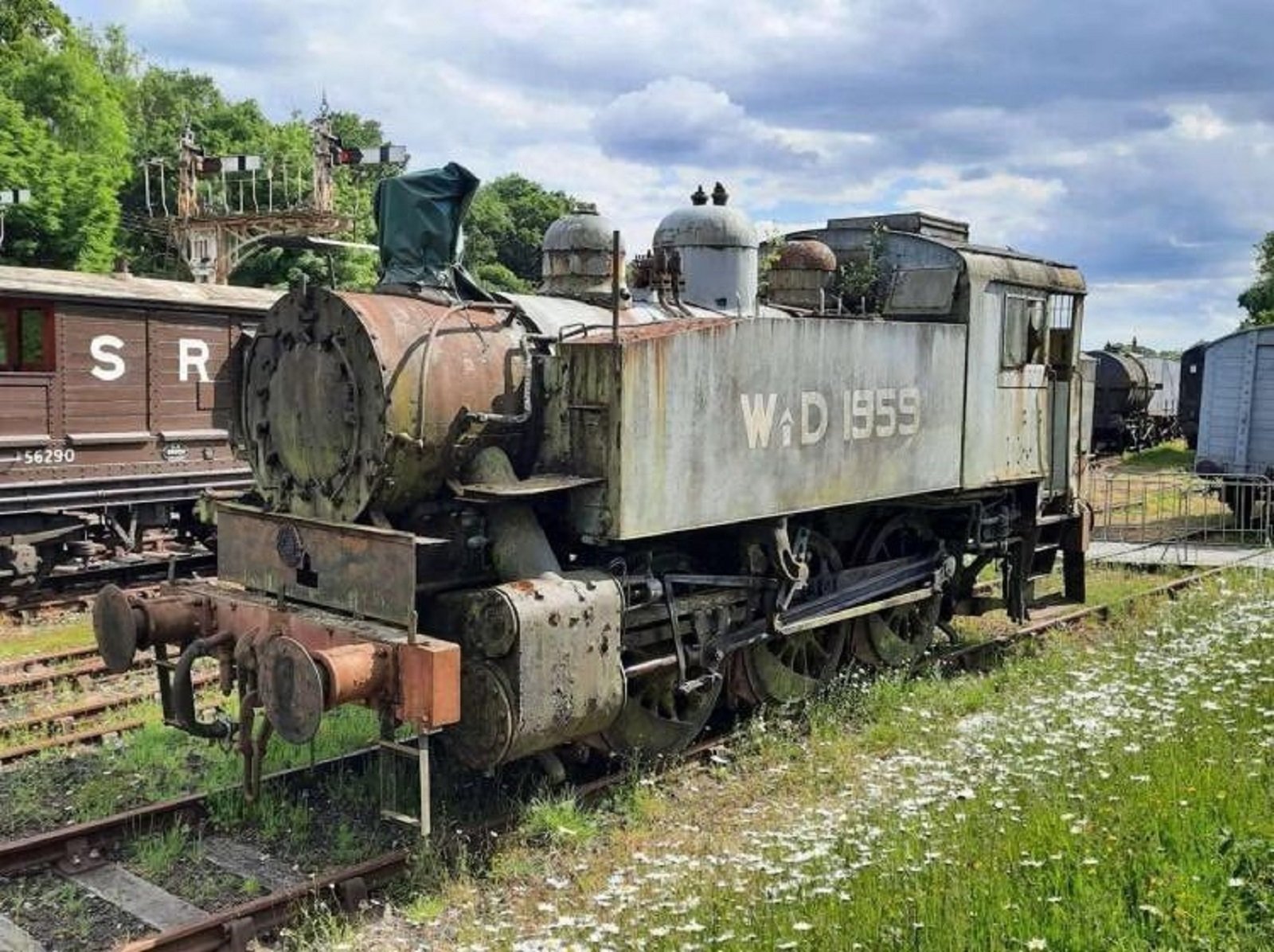 Solve WD 1959, SR USA Class 0-6-0T 64, BR 30064 at Bluebell Railway ...