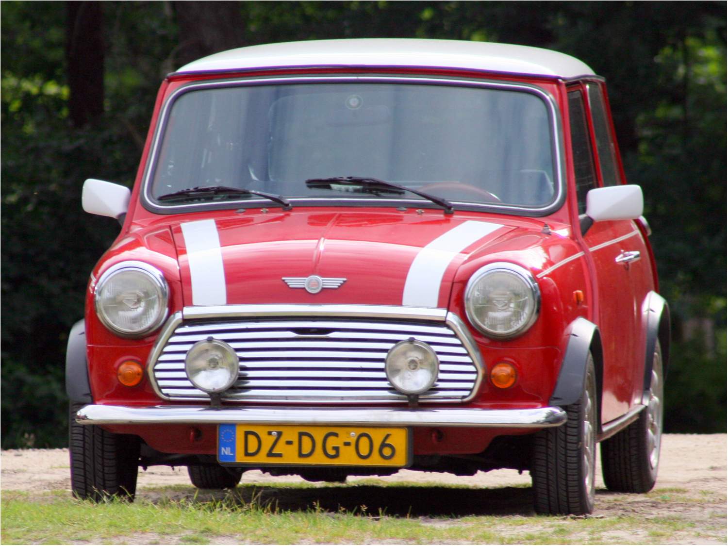 Solve Mini Cooper jigsaw puzzle online with 80 pieces