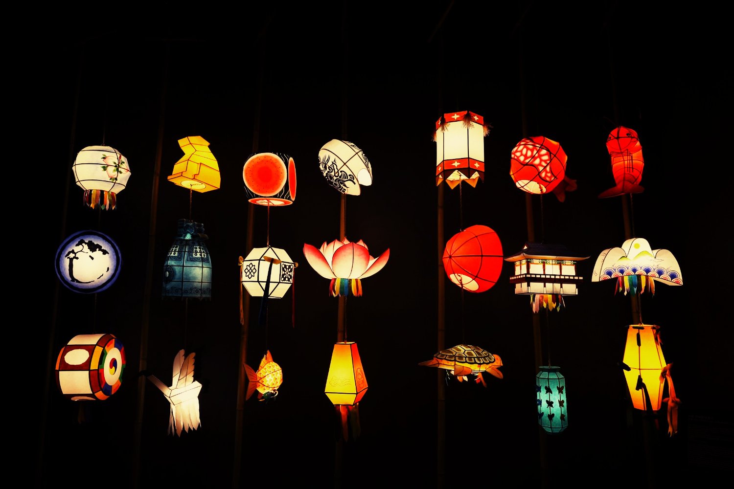 Solve Lanterns jigsaw puzzle online with 35 pieces