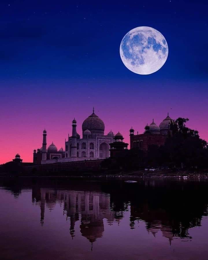 Solve Moon over Taj Mahal 🌙 jigsaw puzzle online with 63 pieces