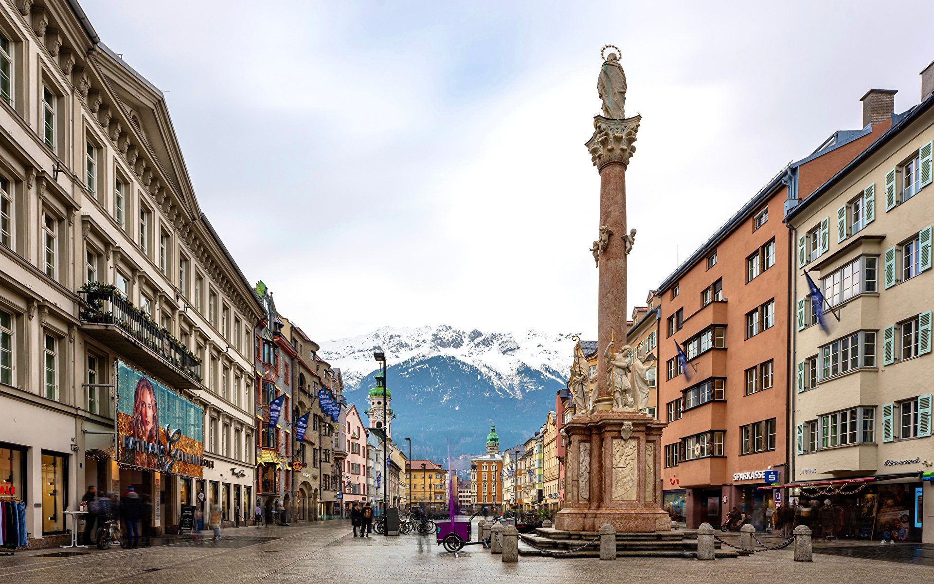 Solve Austria_Innsbruck_Street jigsaw puzzle online with 160 pieces