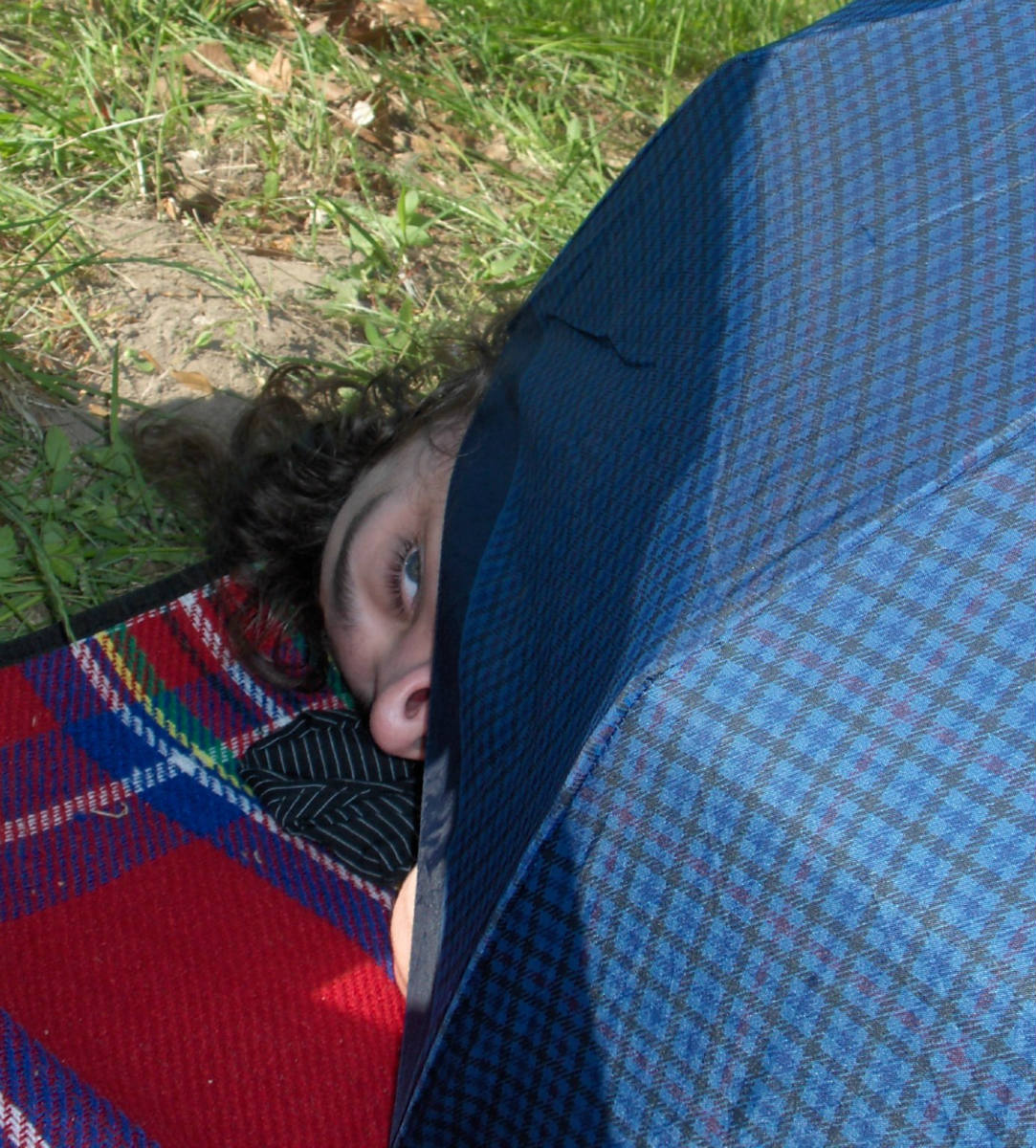 Solve Using the umbrella as a tent jigsaw puzzle online with 132 pieces