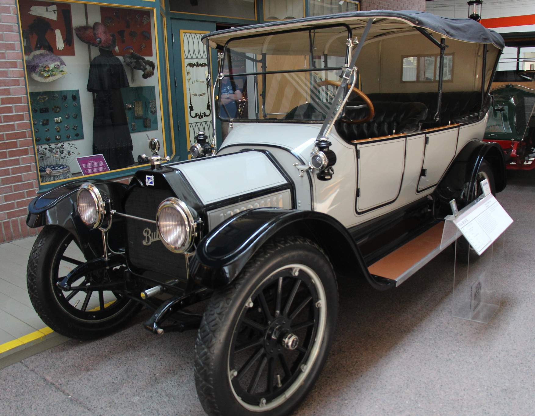 Solve Buick "Model B25" Tourer - 1914 jigsaw puzzle online with 221 pieces