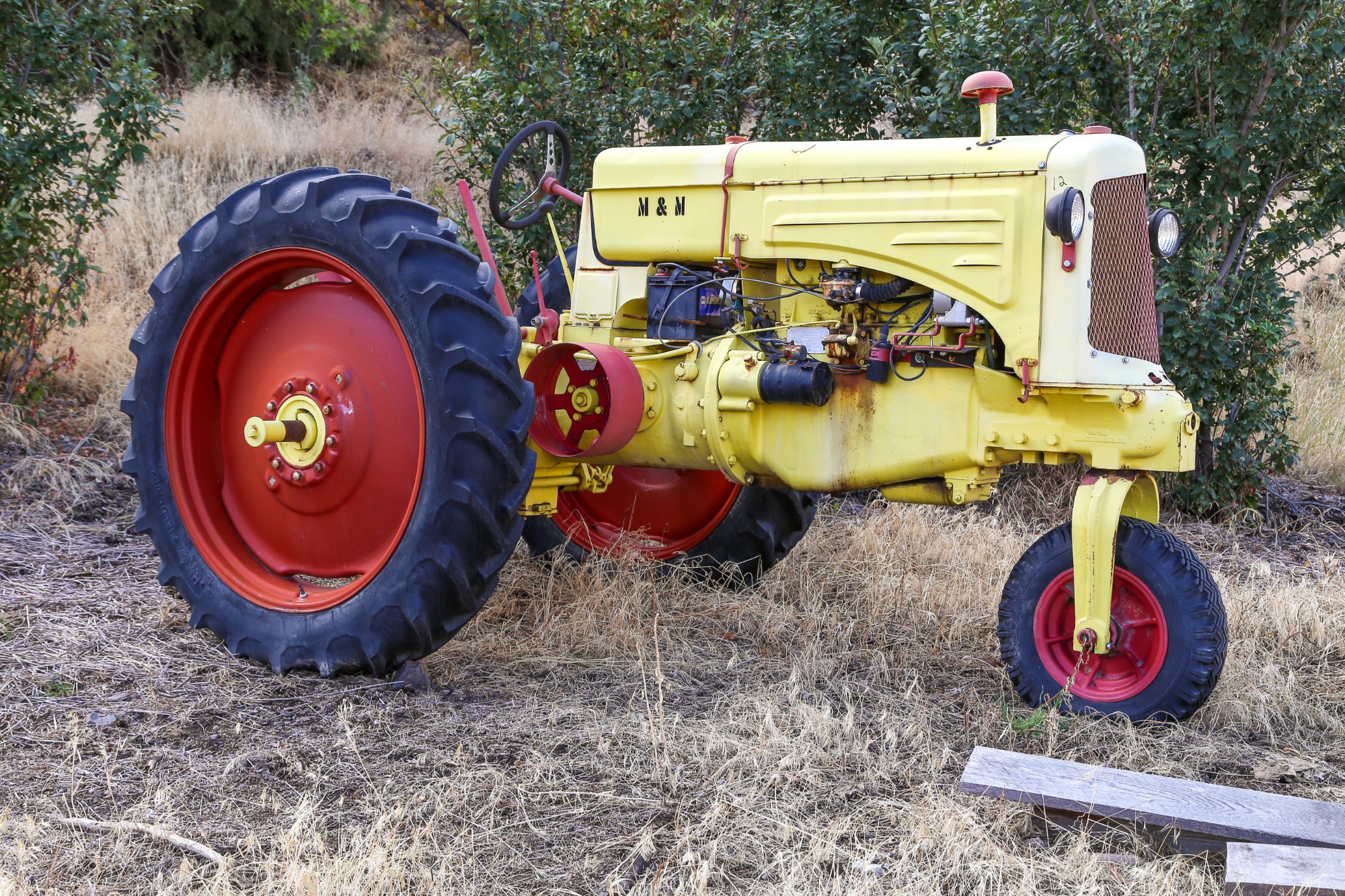 Solve VINTAGE TRACTOR jigsaw puzzle online with 96 pieces