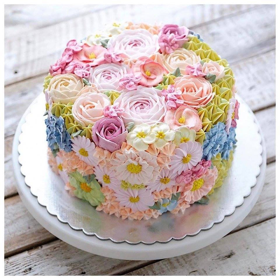 Solve Luscious flower cake jigsaw puzzle online with 144 pieces