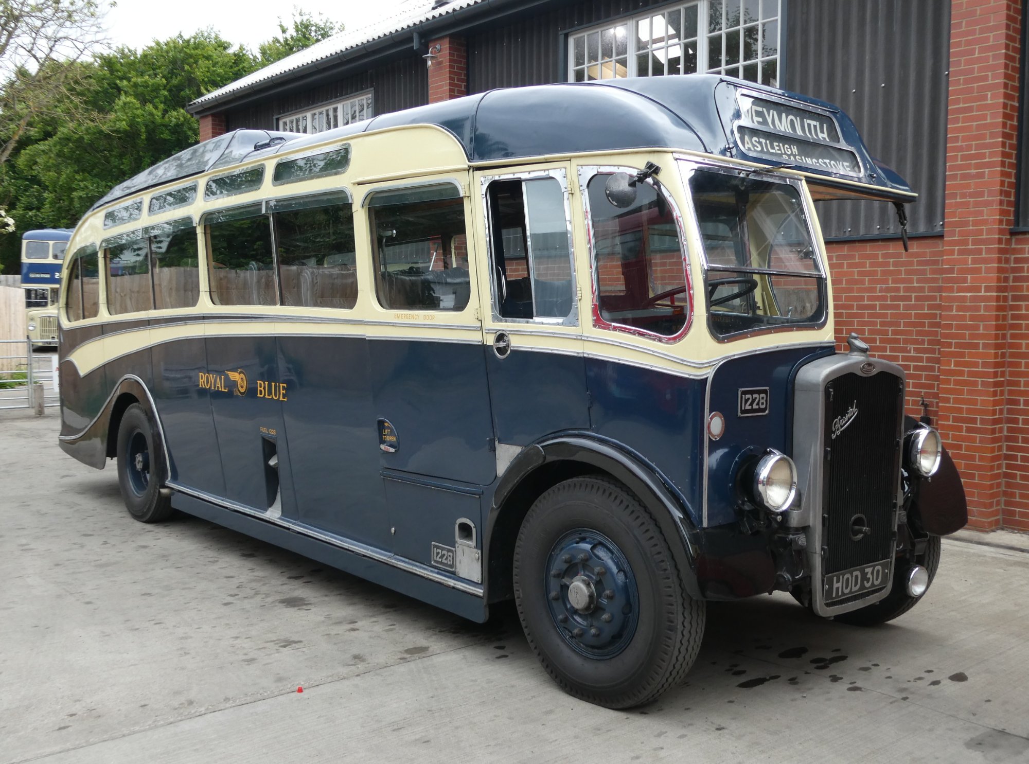 Solve 1948 Bristol L6A Coach jigsaw puzzle online with 108 pieces