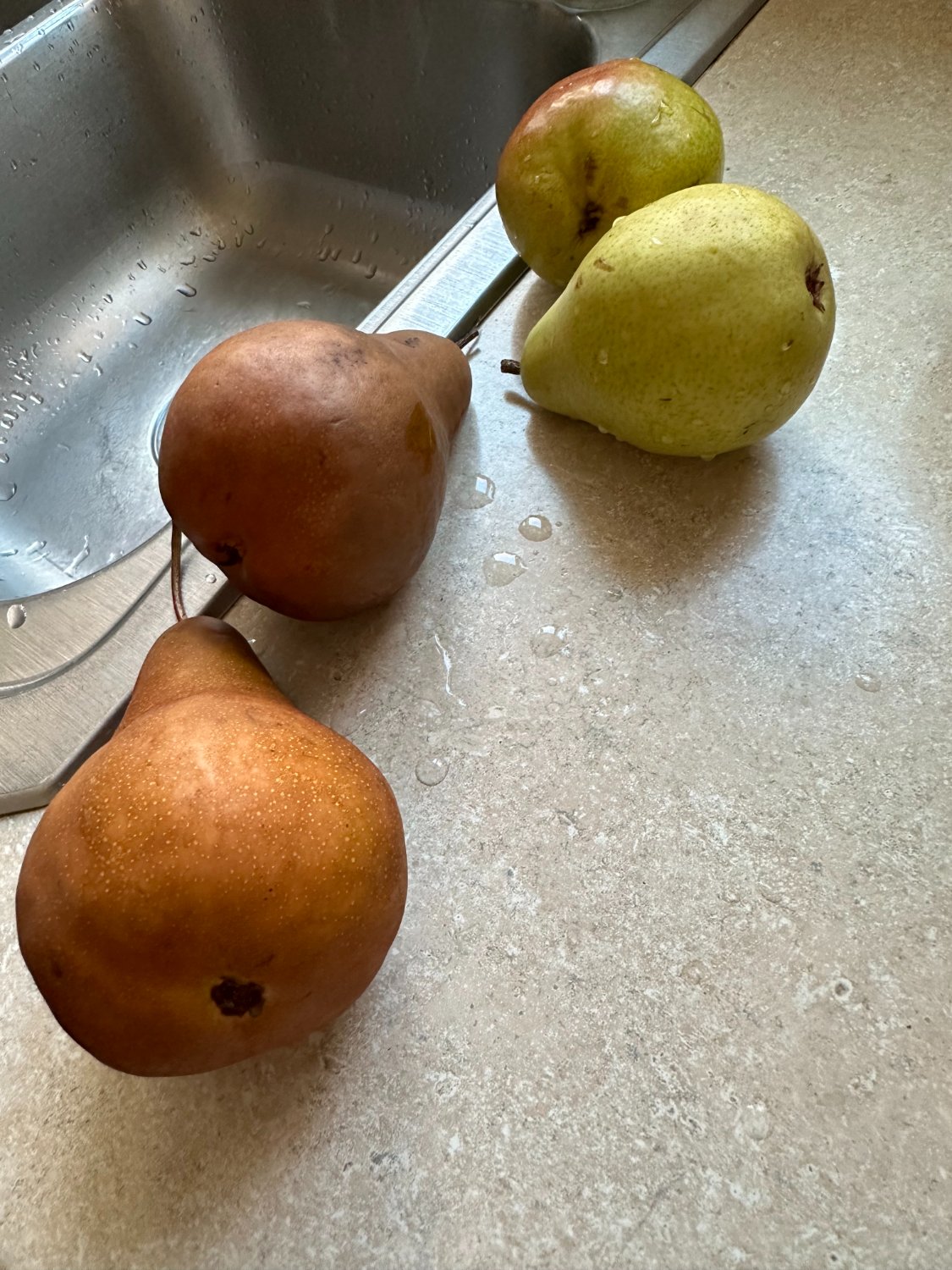 Solve Pairs of pears jigsaw puzzle online with 63 pieces Solve Pairs of pears jigsaw puzzle online with 63 pieces