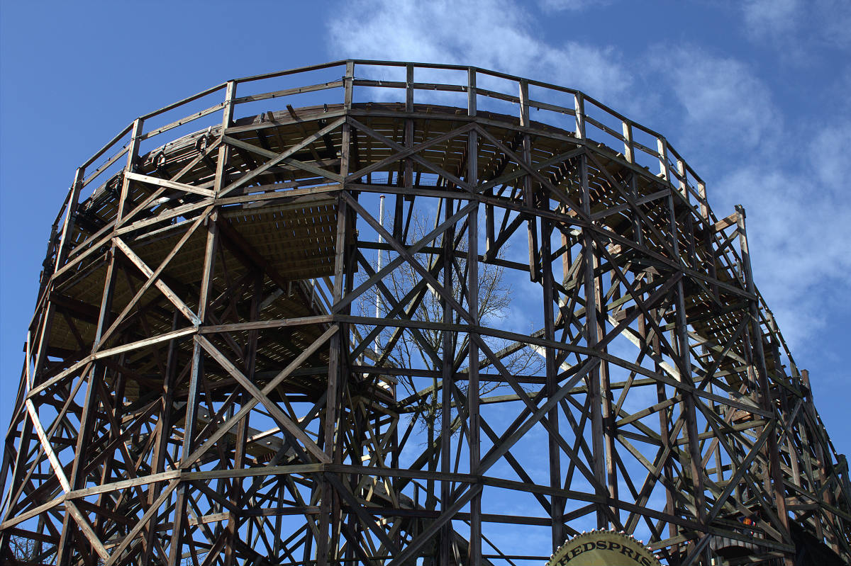 Solve Roller Coaster (medium) jigsaw puzzle online with 96 pieces