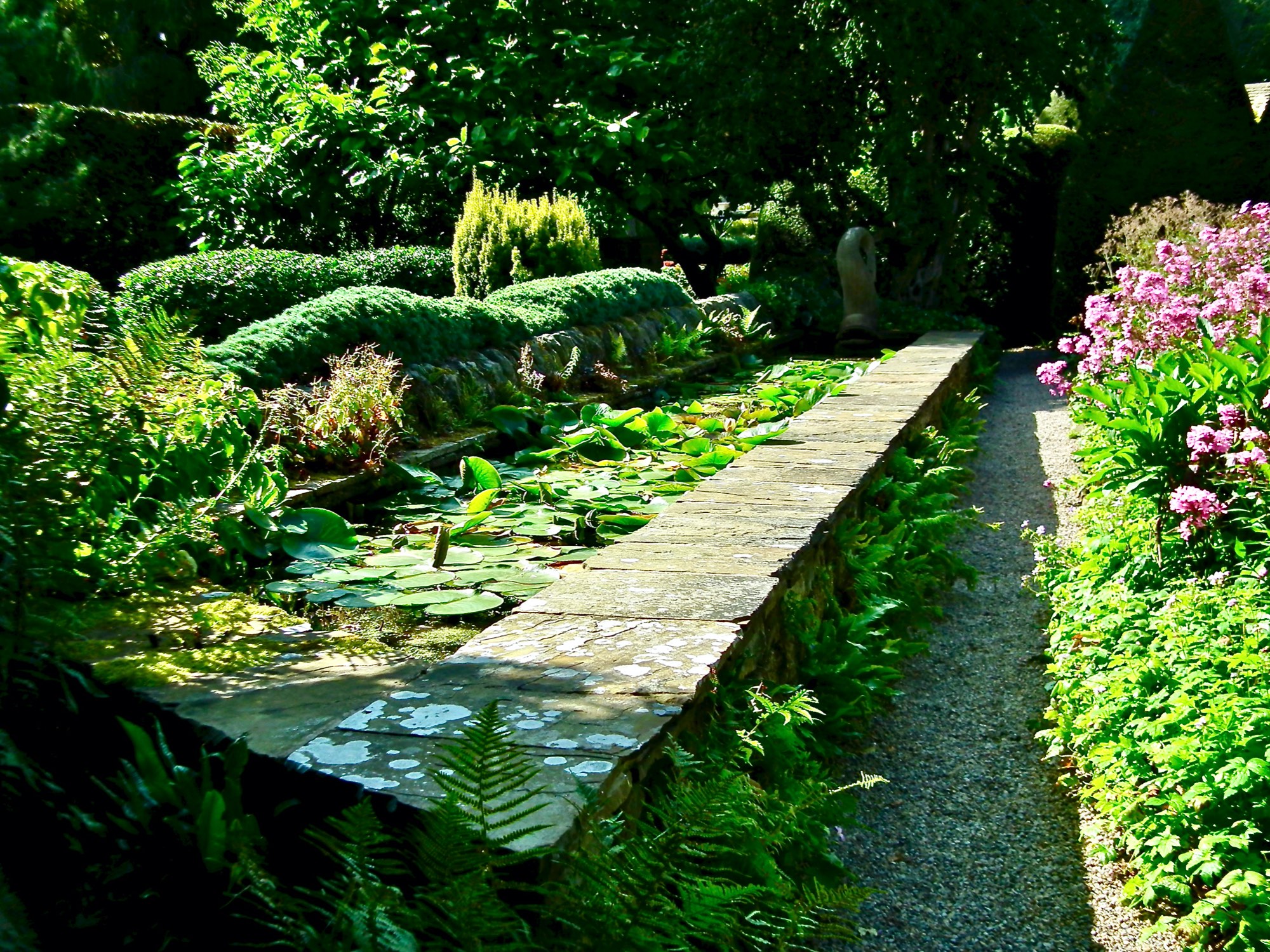 Solve York Gate Garden jigsaw puzzle online with 99 pieces