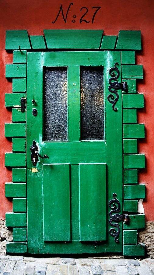 Solve BEAUTIFUL DOOR jigsaw puzzle online with 60 pieces