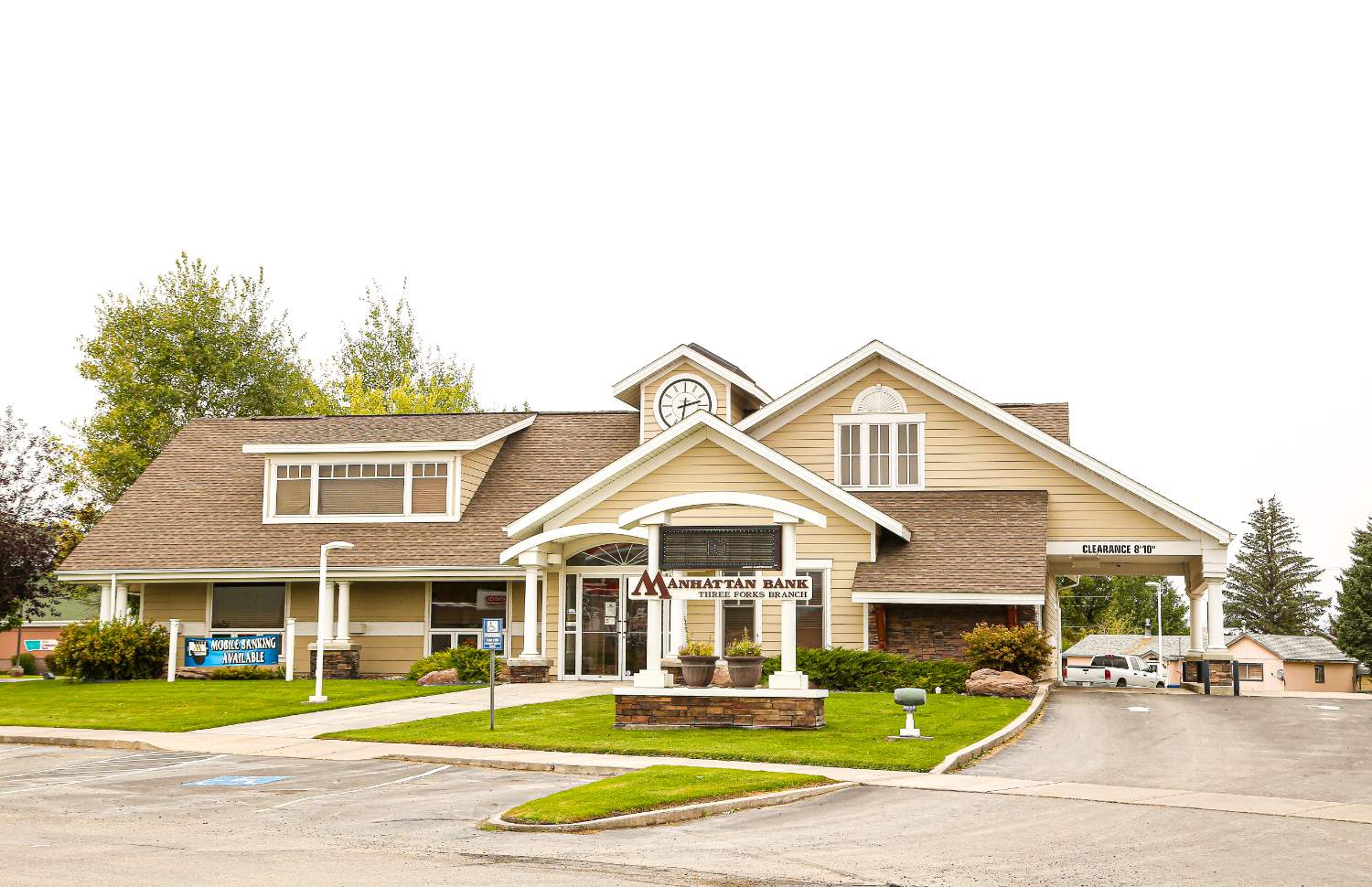 Solve FANCY BANK jigsaw puzzle online with 96 pieces