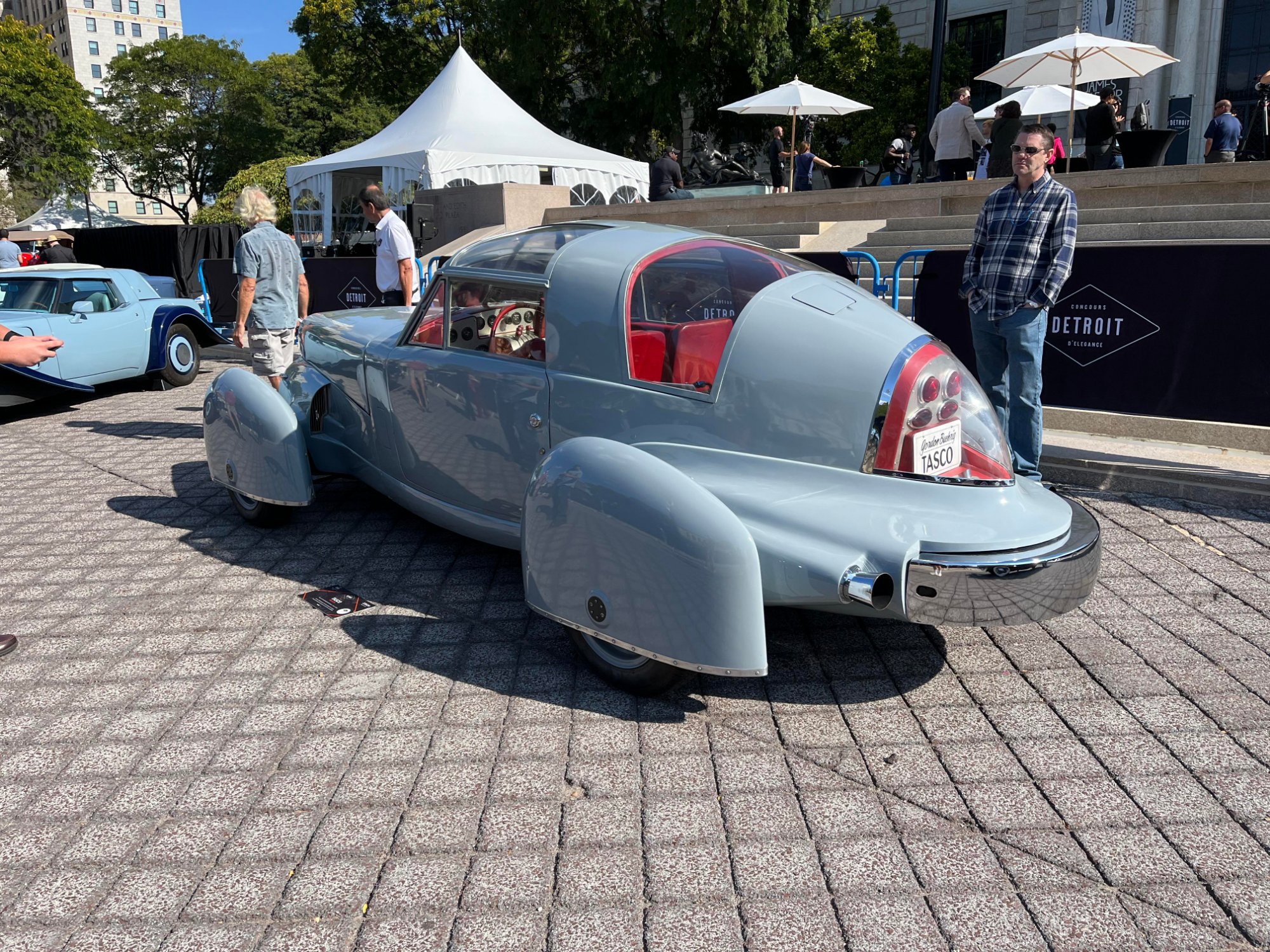 Solve At the Car Show jigsaw puzzle online with 130 pieces