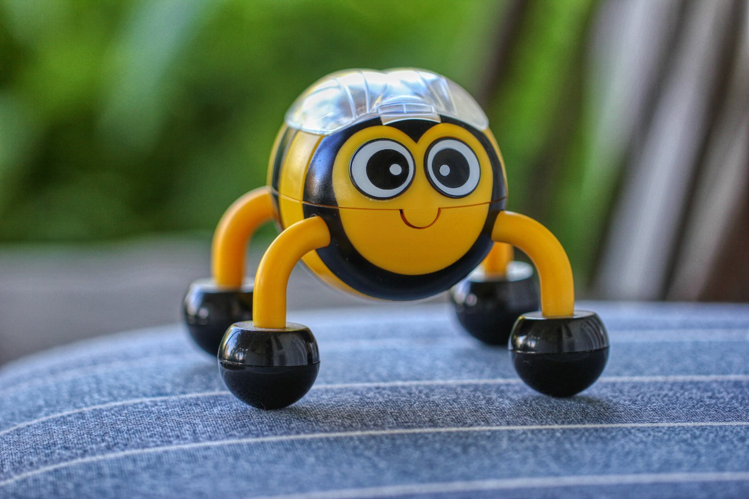 Solve Bee Happy! jigsaw puzzle online with 12 pieces