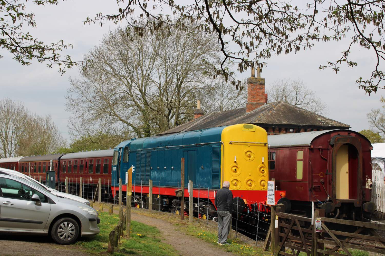 Solve English Electric Type 1 20 087 running round her train at Shenton ...