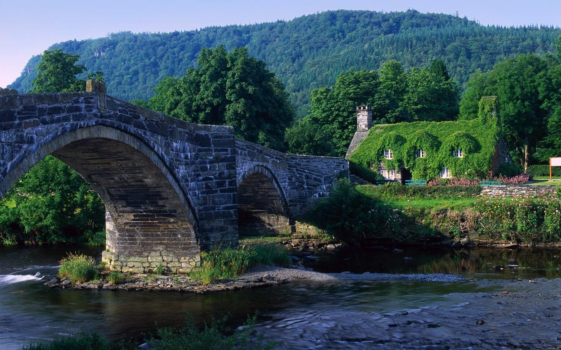 Solve English Cottage & Bridge jigsaw puzzle online with 322 pieces