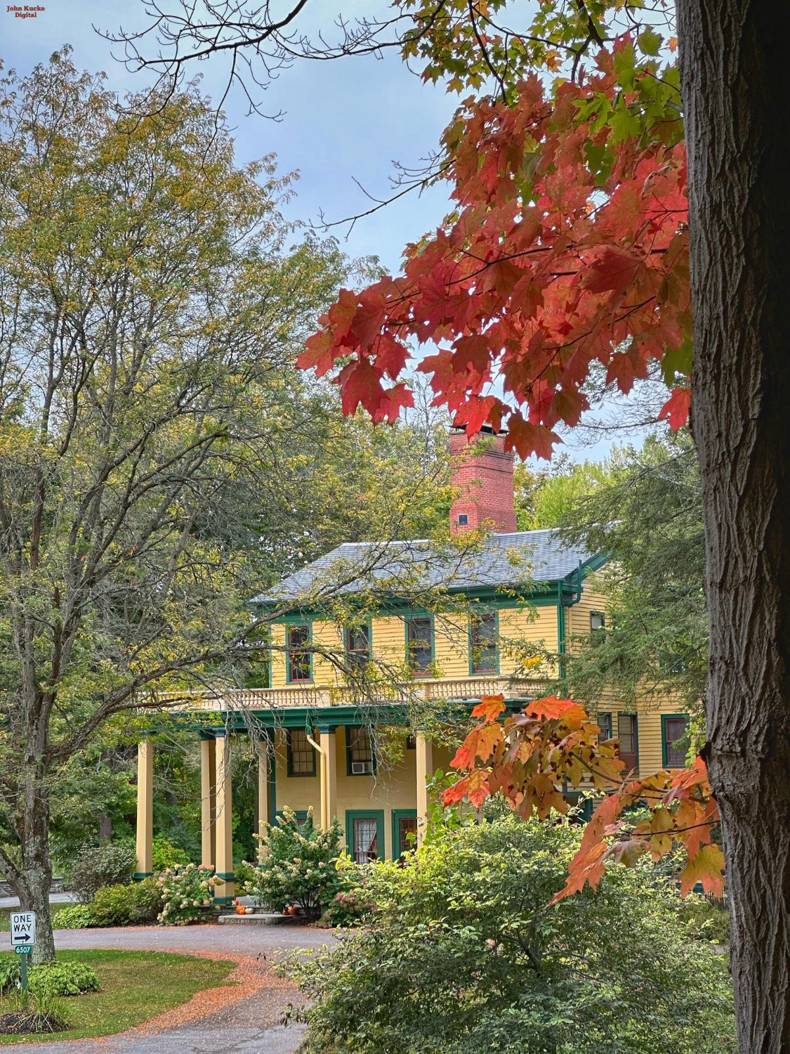 Solve Glen Iris Inn at Letchworth State Park jigsaw puzzle online with 88 pieces