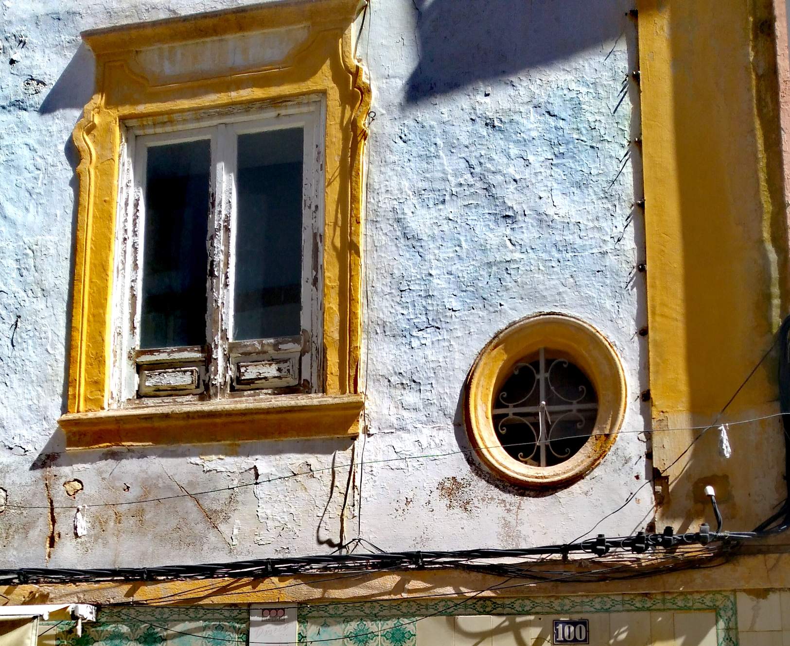 Solve Windows, in yellow jigsaw puzzle online with 143 pieces