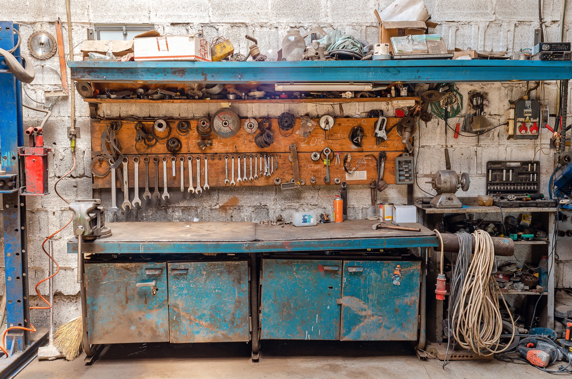 Solve Workshop jigsaw puzzle online with 77 pieces