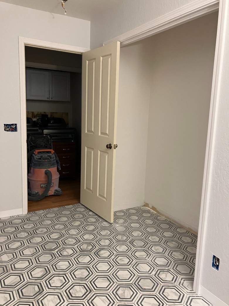 Solve #5b Laundry Room jigsaw puzzle online with 20 pieces