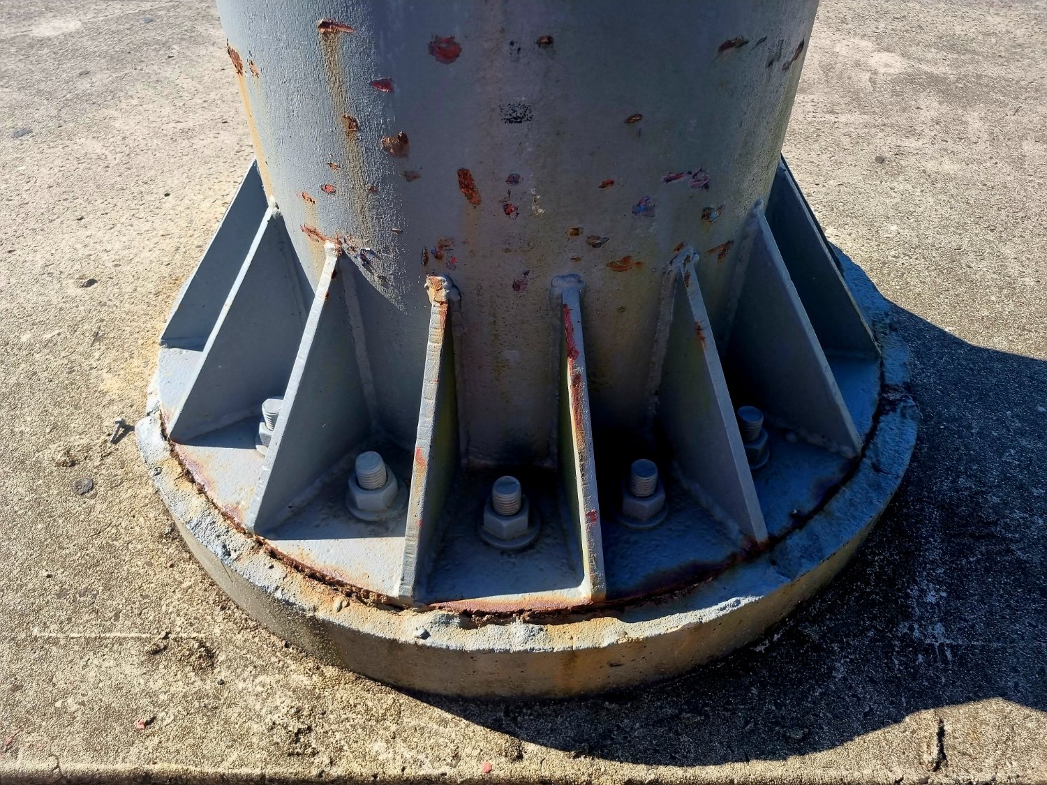 Solve Pole Base jigsaw puzzle online with 12 pieces