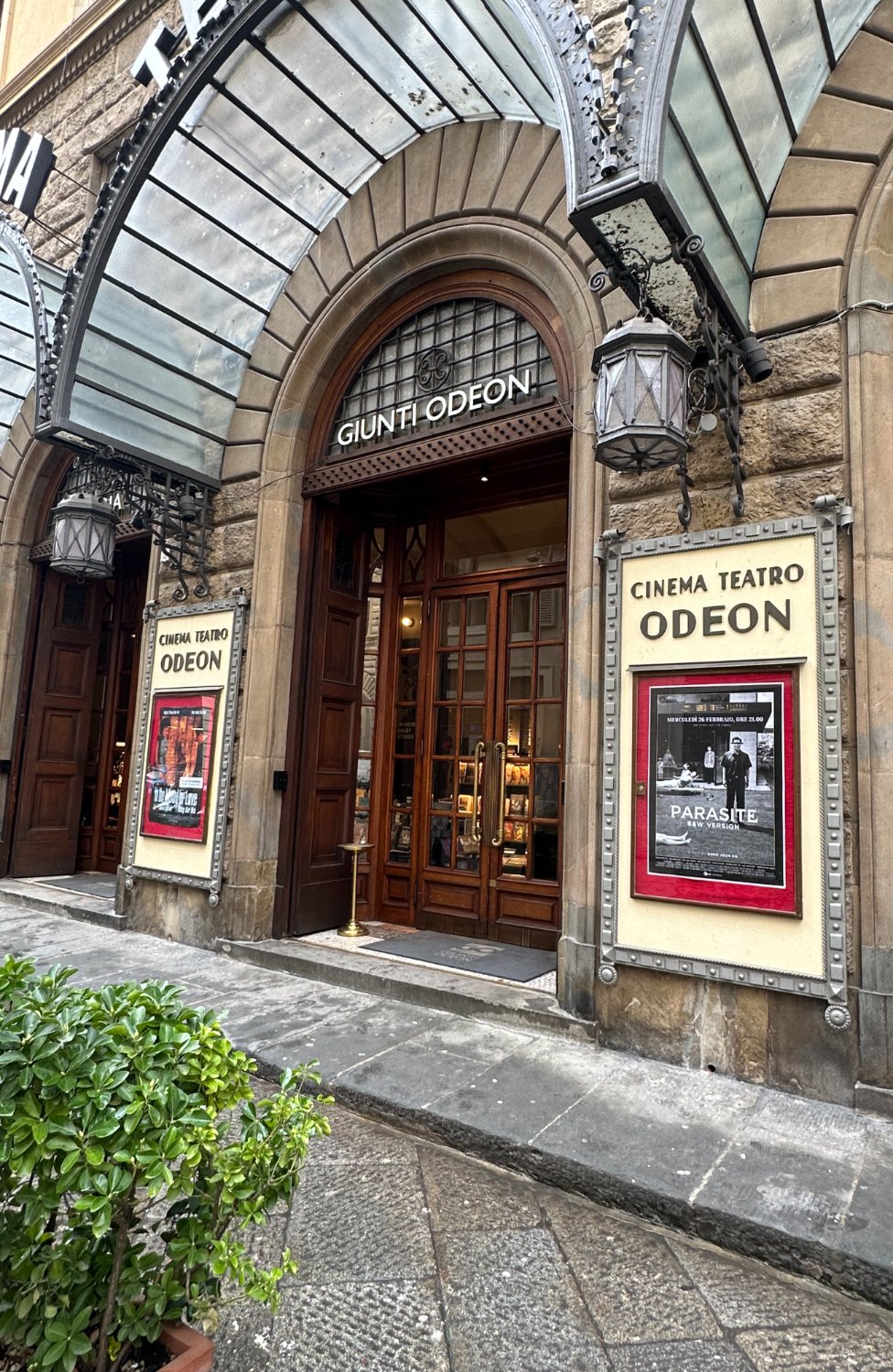 Solve The Odeon jigsaw puzzle online with 70 pieces