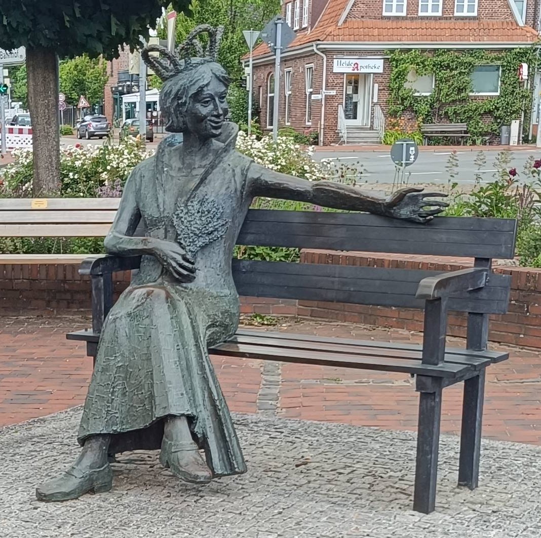 Solve Schneverdingen, Heidekönigin jigsaw puzzle online with 81 pieces