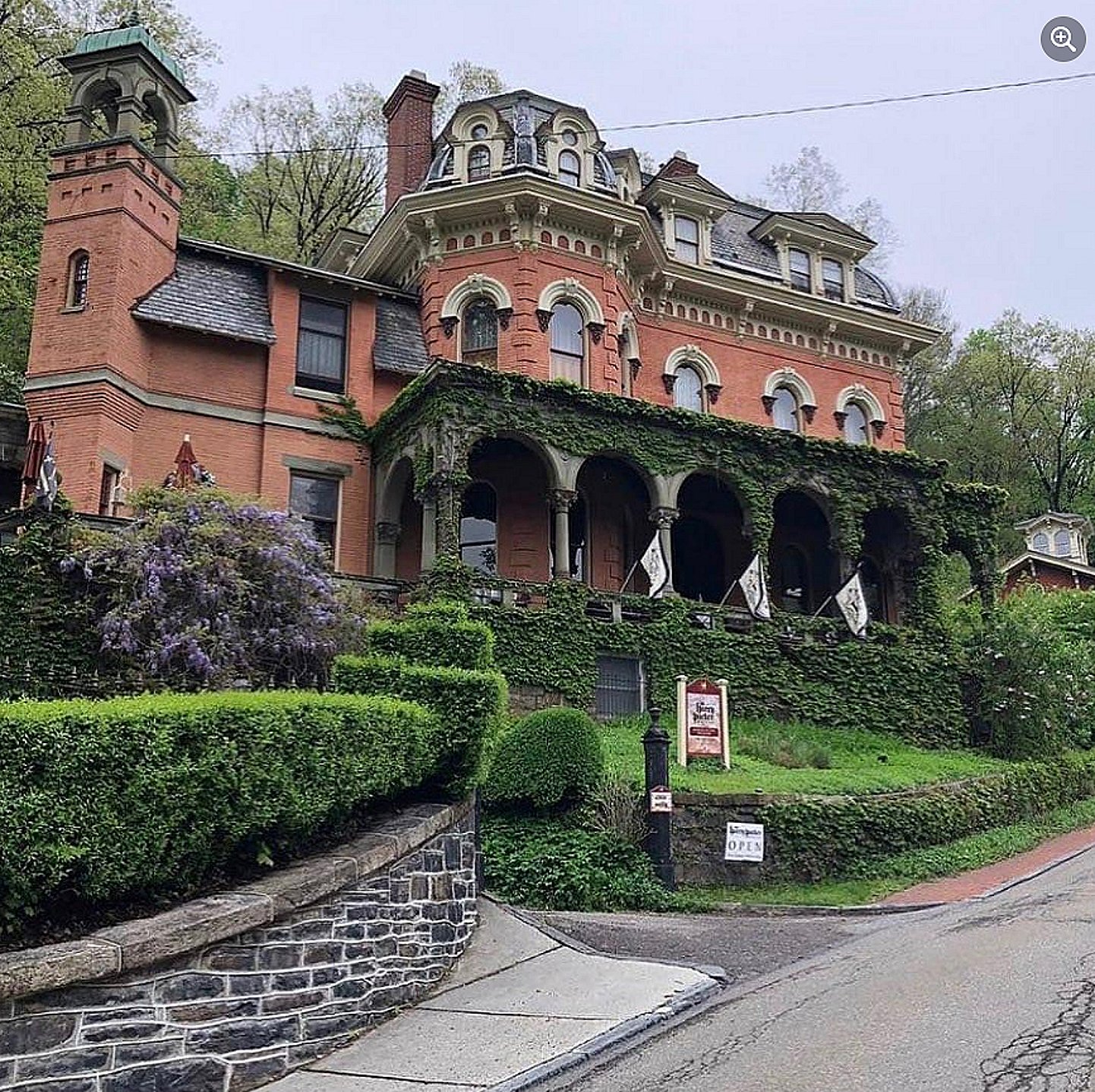 Solve Harry Packer Mansion jigsaw puzzle online with 600 pieces